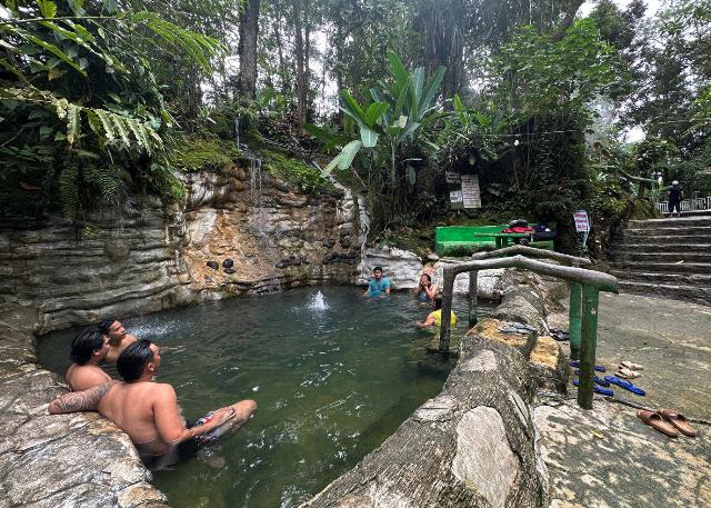 Tourists visit Lake Agco in Kidapawan City - Business Week National